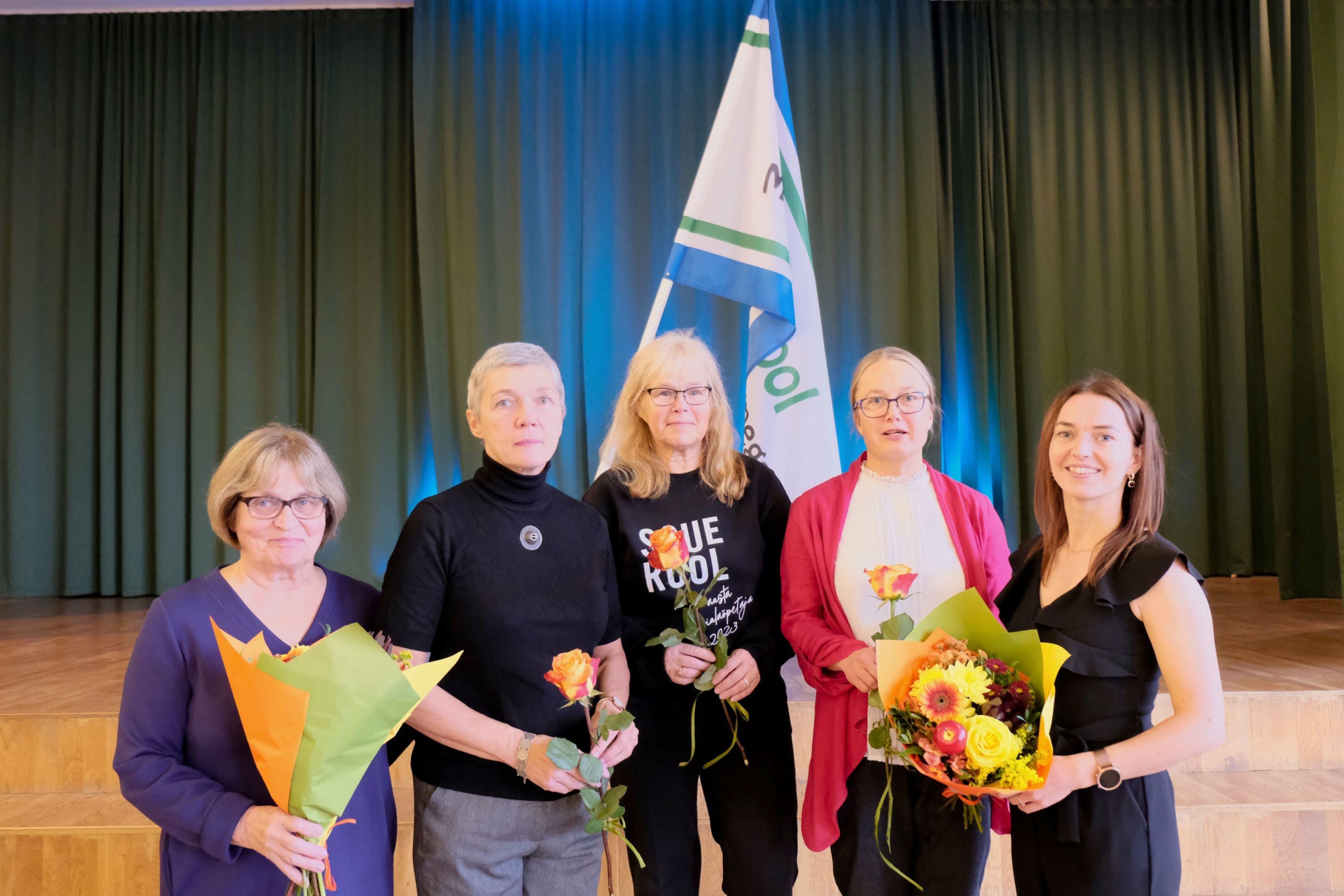 aasta_opetajad_lilledega_2023.jpg?h=4b617630&itok=xg0XdSee